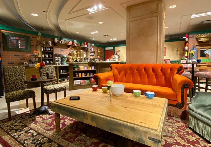 The Friends Experience Brings '90s TV Show Pop-Up to Chicago - Chicago ...